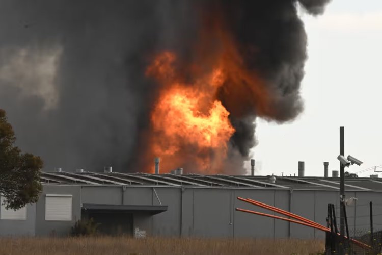 Massive Chemical Factory Fire in Melbourne - NOW | News Of the World
